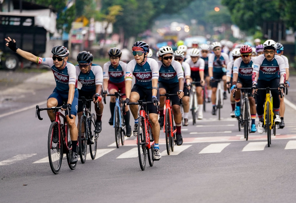 Ratusan Cyclist Gowes Bareng di Launching Jersey Baru Ratjoen CC - Mainsepeda